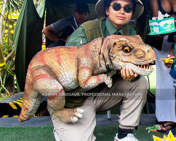 Dinosaur Park Attractive Baby Dinosaur Puppet Realistic Tyrannosaurus ...