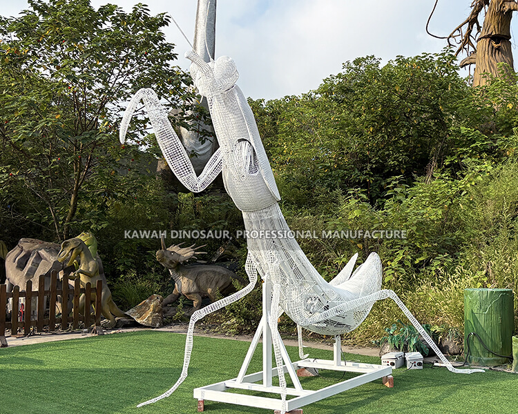 Estatua de mantis de hierro artesanal con movimientos. Escultura de ...